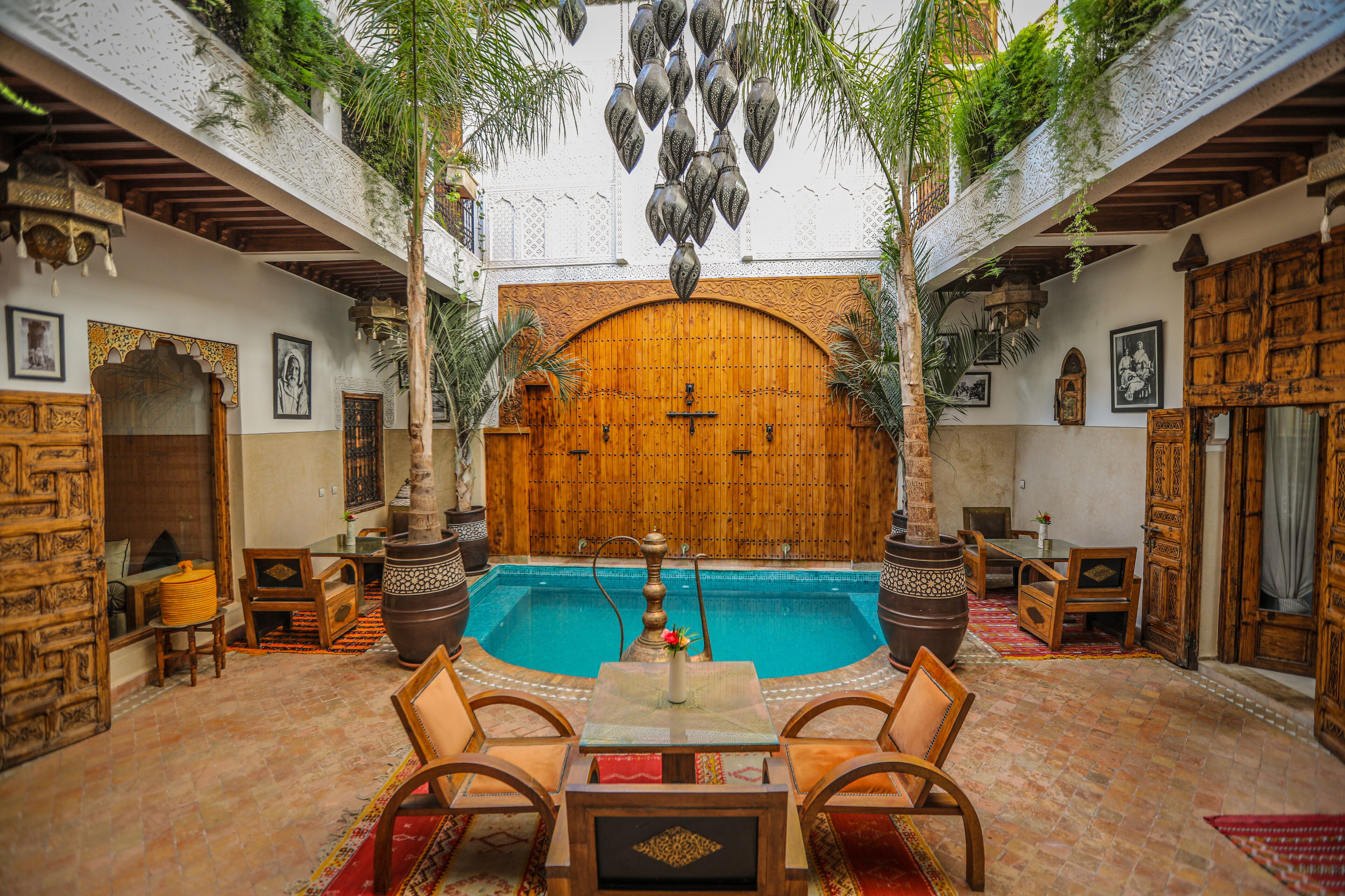 Piscina interna, piscina externa, espreguiçadeiras