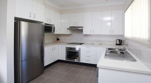 Suite de Luxo, 2 quartos (Luxury Spa Villa) | Cozinha privada | Uma chaleira elétrica 