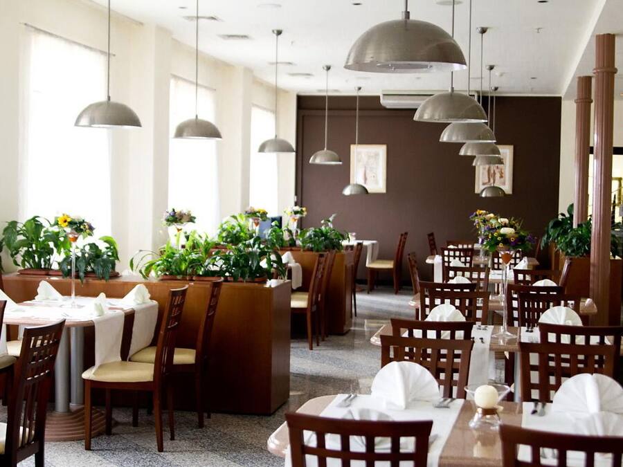 Almoços e jantares servidos, incluindo cozinha do leste europeu