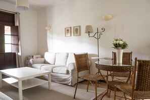 Villa, 2 camas individuais (1 Room) | Sala de estar | TV de ecrã plano 