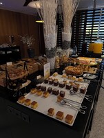 Café da manhã com buffet grátis todos os dias