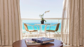 Minibar, cofre no quarto, secretária 