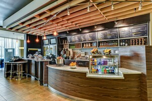 Pequenos-almoços e jantares servidos, incluindo cozinha americana 