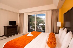 Cofre no quarto, com decoração personalizada, secretária 