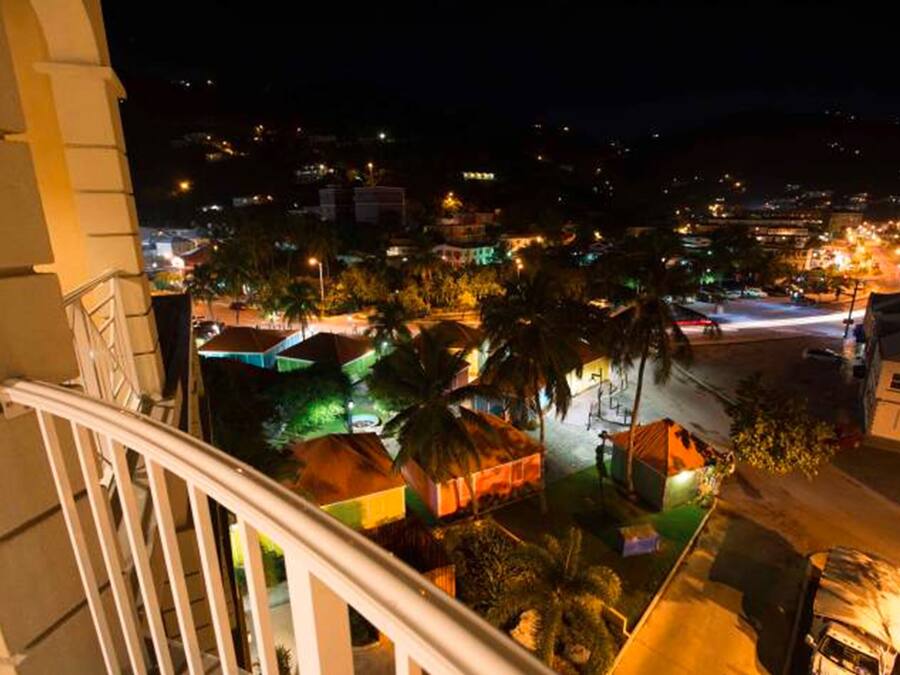 Vista noturna de um horizonte urbano com edifícios e ruas iluminados.