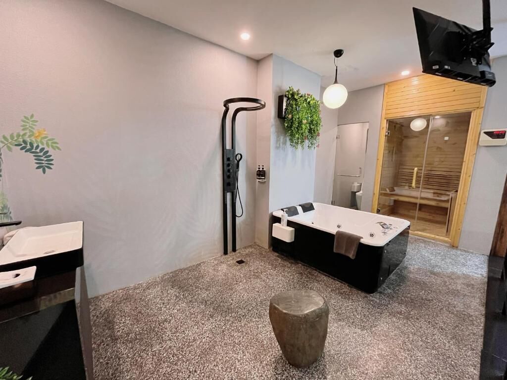 Suite Room Seminyak Harmony | Casa de banho | Um polibã e uma banheira separados, uma banheira de hidromassagem 