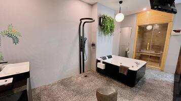 Suite Room Seminyak Harmony | Casa de banho | Um polibã e uma banheira separados, uma banheira de hidromassagem