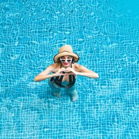 Piscina interior, piscina exterior, espreguiçadeiras 