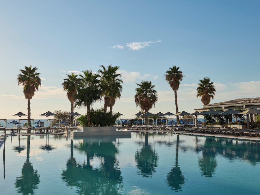 Piscina externa, guarda-sóis, espreguiçadeiras