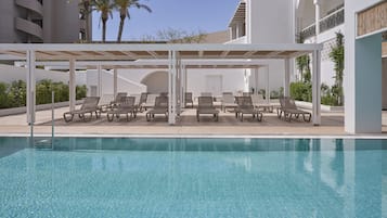 Piscina exterior, guarda-sóis, espreguiçadeiras