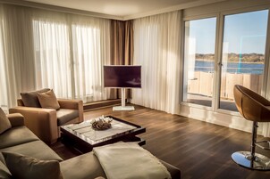 Suite | Sala de estar | Televisor de ecrã plano de 40 polegadas com canais via satélite