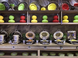 Almoços e jantares servidos, incluindo cozinha internacional