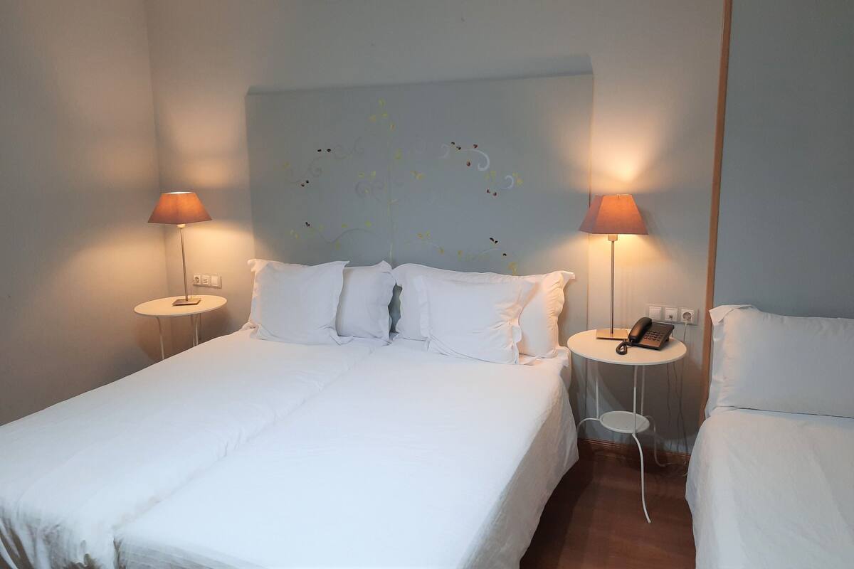 Quarto Triplo | Cofre no quarto, secretária, ferro/tábua de engomar, Wi-fi grátis 