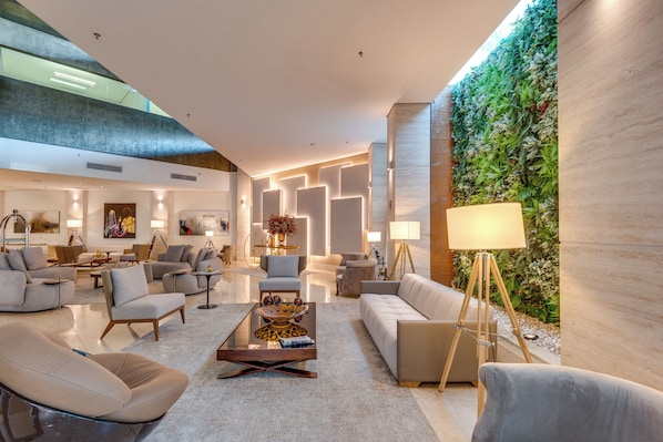 Área de estar no saguão