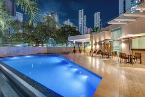 Piscina externa, guarda-sóis, espreguiçadeiras