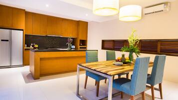 Vila, 2 quartos, piscina particular | Cozinha privada | Geladeira, micro-ondas (mediante solicitação), cafeteira/chaleira
