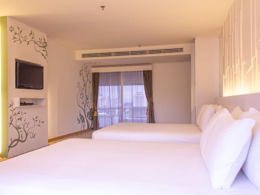 Suíte (Earth) | Cofres nos quartos, escrivaninha, cortinas blackout