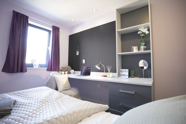 Quarto Duplo, casa de banho anexa | Secretária, secretária adequada para computadores portáteis 