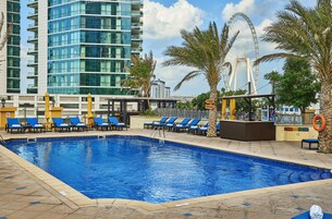 Piscina exterior, guarda-sóis, espreguiçadeiras 