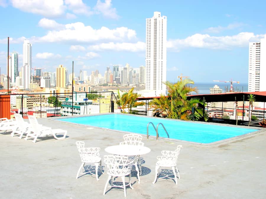 Piscina externa, guarda-sóis, espreguiçadeiras