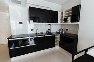 Micro-ondas, talheres/pratos/utensílios de cozinha, produtos de limpeza