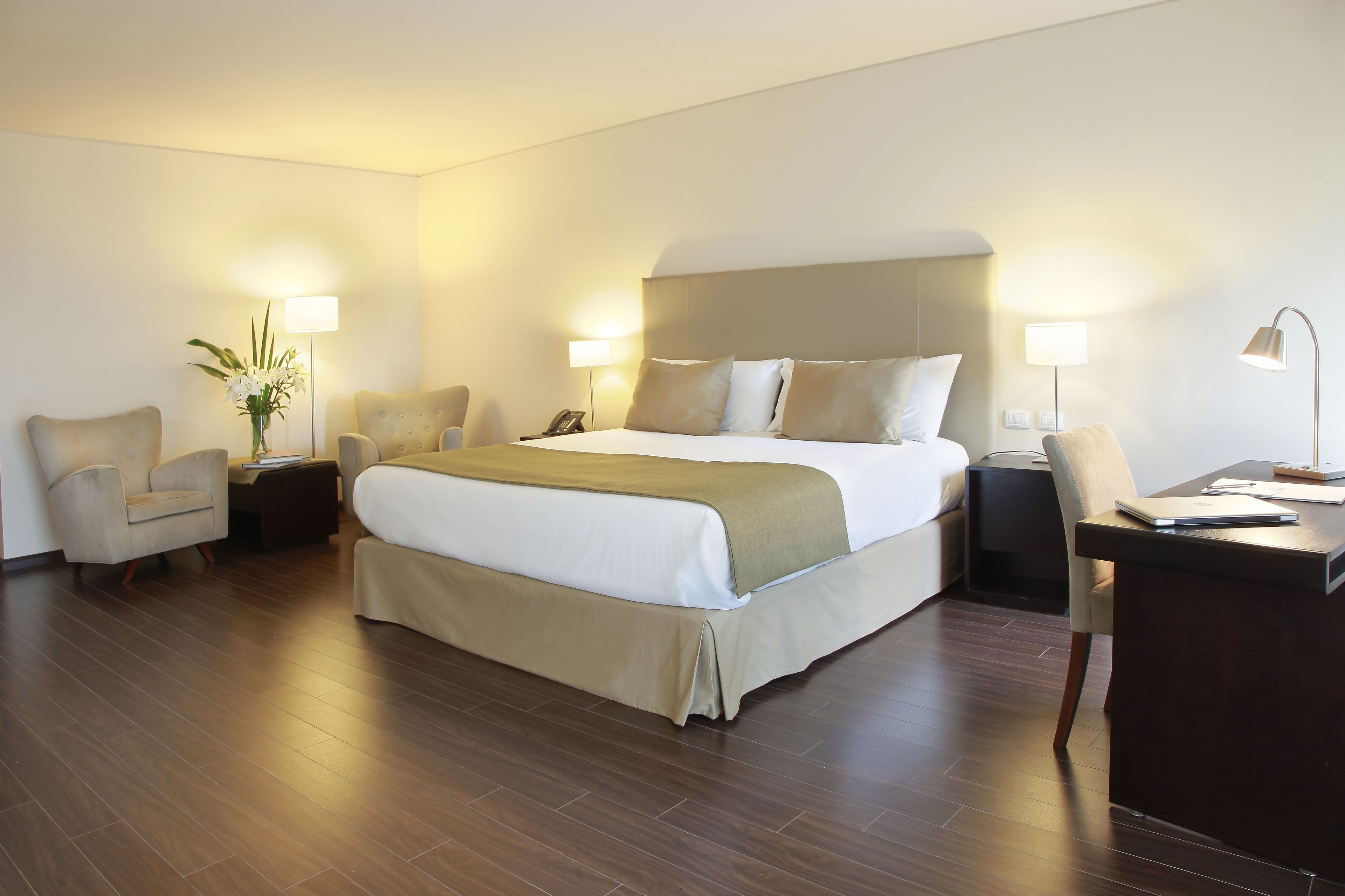 Roupas de cama premium, camas com colchões pillow-top, frigobar