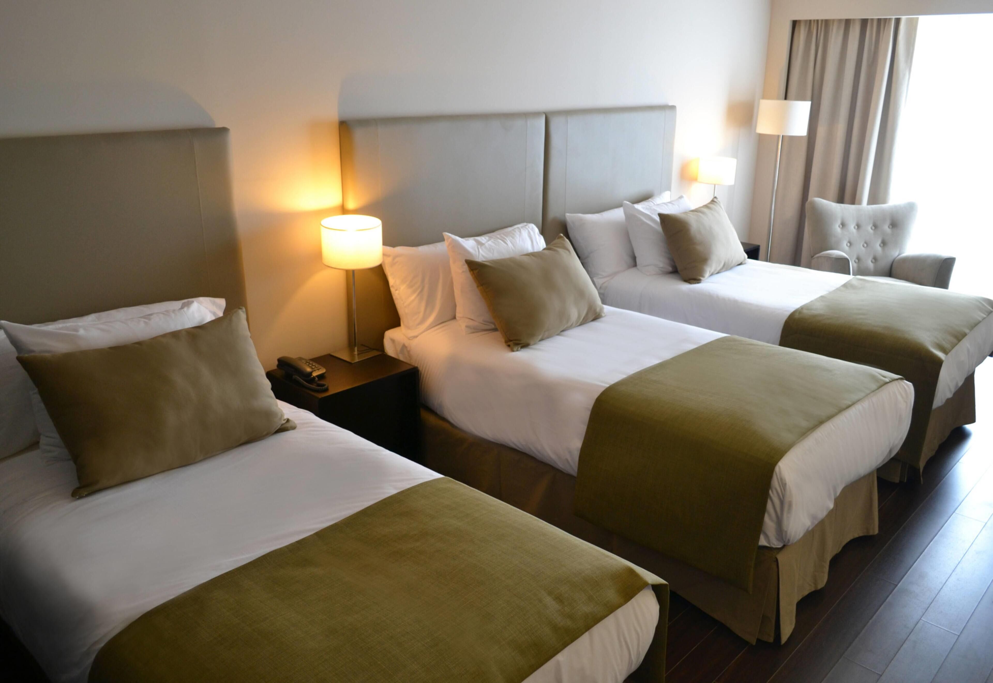 Quarto triplo clássico | Roupas de cama premium, camas com colchões pillow-top, frigobar