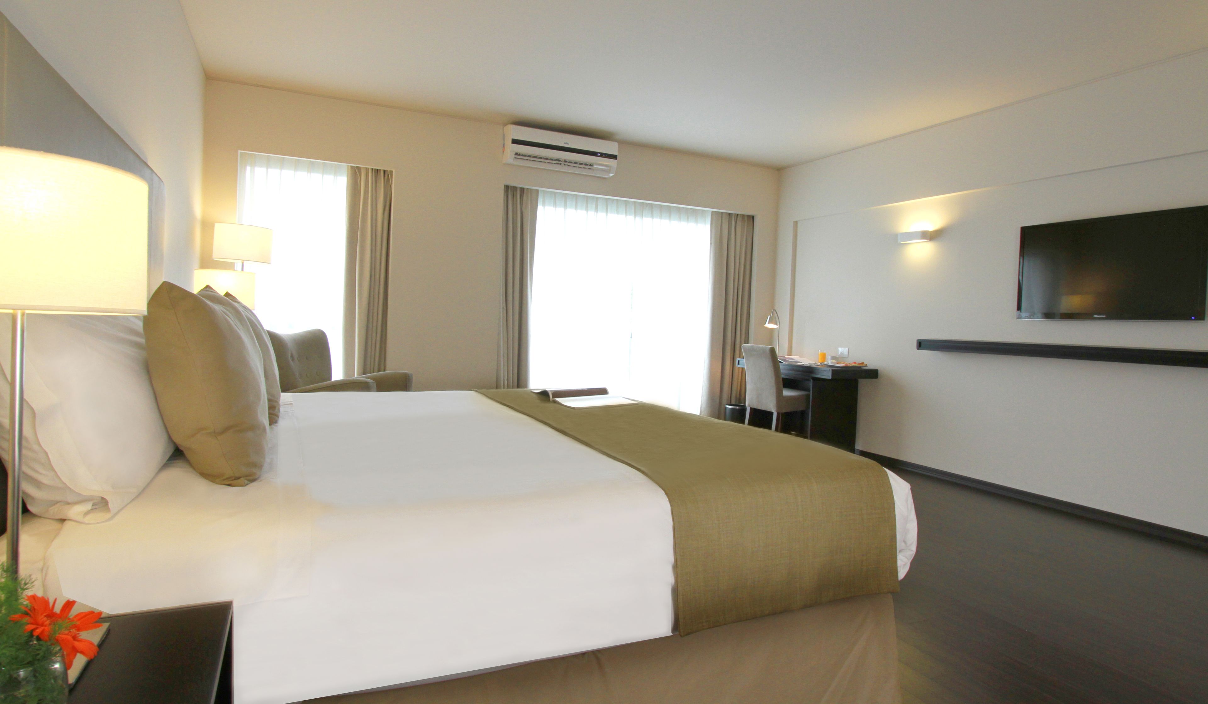 Roupas de cama premium, camas com colchões pillow-top, frigobar