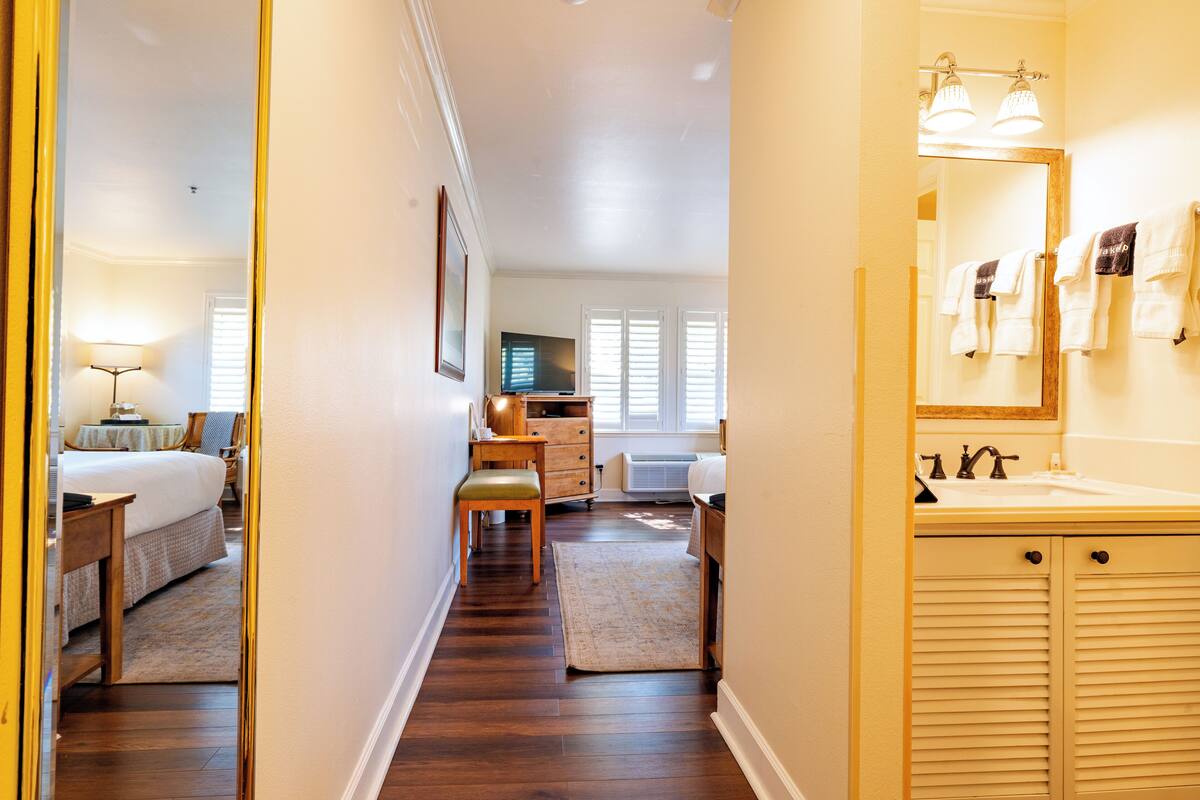 King Standard Room | Roupa hipoalergénica, cofre no quarto, secretária 