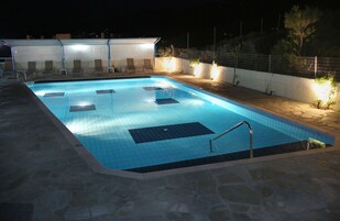 Piscina externa sazonal, funciona das 8h às 20h, espreguiçadeiras