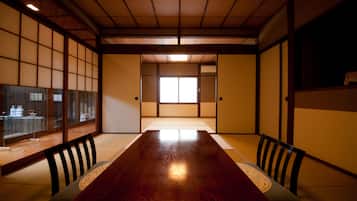Quarto Standard, futon japonês (2 rooms (8 tatami mats+6 tatami mats)) | Sala | TV de ecrã plano