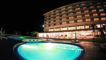 Um hotel com piscina e área de estar ao ar livre.