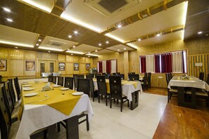 Servem pequenos-almoços, almoços, jantares e brunches (fins de semana)