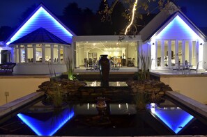 Fachada da propriedade à noite