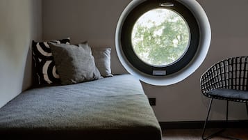 Quarto Duplo Deluxe | Roupa hipoalergénica, cofre no quarto, com mobília individualizada
