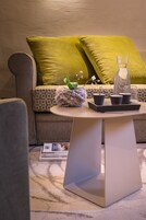 Apartamento Premium, 2 quartos | Sala de estar | TV de ecrã plano, lareira, computador, filmes pagos 