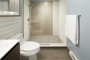 Quarto com design assinado, 1 cama King (Rive Gauche Plus) | Banheiro | Chuveiro, produtos de toalete grátis, secador de cabelo 