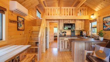 Cabine (Creekside) | Sala de estar | Smart TV de 37 de polegadas com canais via satélite, Netflix, Hulu