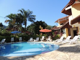 2 piscinas exteriores, da(s) 09:00 à(s) 22:00, guarda-sóis 