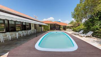 Piscina externa, guarda-sóis, espreguiçadeiras