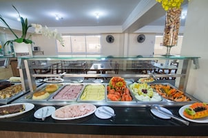 Café da manhã com buffet grátis todos os dias