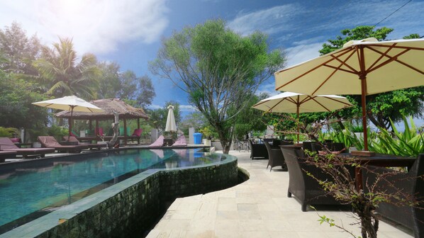 Piscina exterior, guarda-sóis, espreguiçadeiras