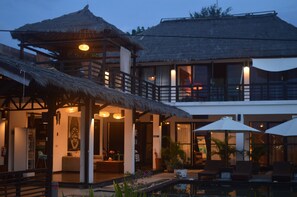 Fachada do alojamento (tarde/noite)