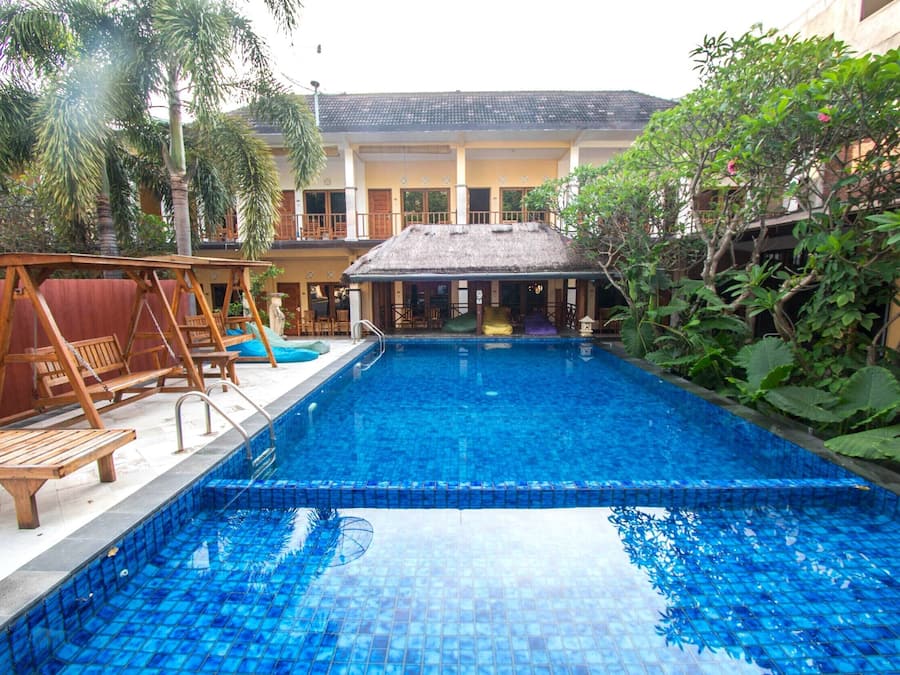 Piscina exterior, espreguiçadeiras