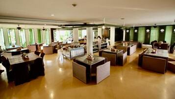 Pequeno-almoço tipo buffet diário (250 THB por pessoa)