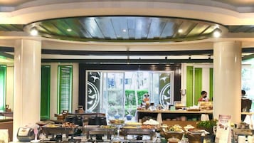 Pequeno-almoço tipo buffet diário (250 THB por pessoa)