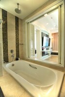 Suite Executiva, vista para a piscina | Banheira de imersão total