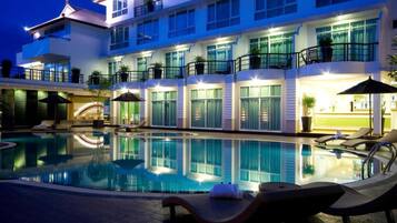 Piscina exterior, guarda-sóis, espreguiçadeiras