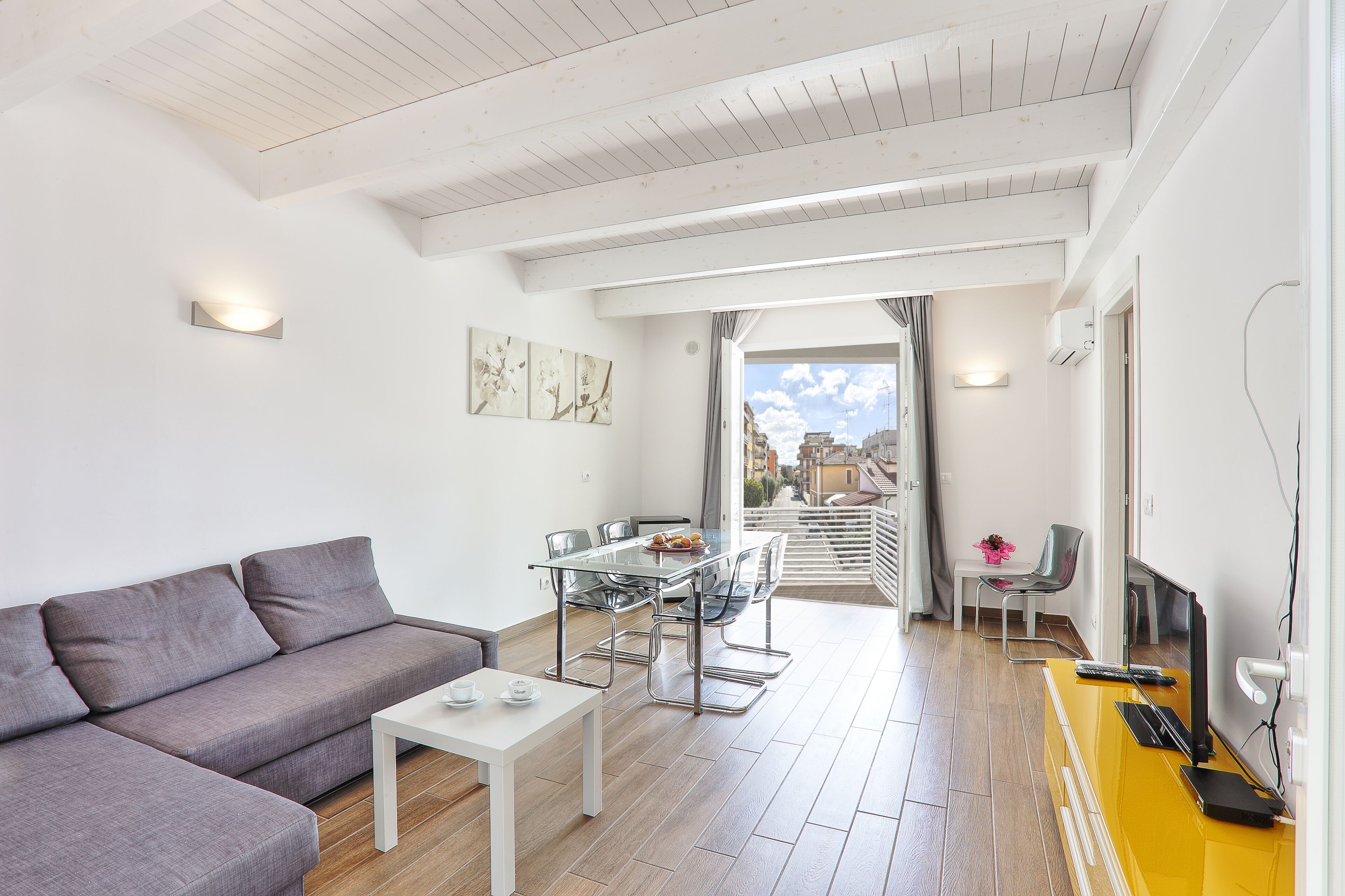 Suite Familiar, 2 quartos | Sala de estar | Televisor 