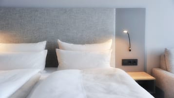 Quarto Duplo Comfort | Roupa de alta qualidade, edredões de penas, cofre no quarto, secretária